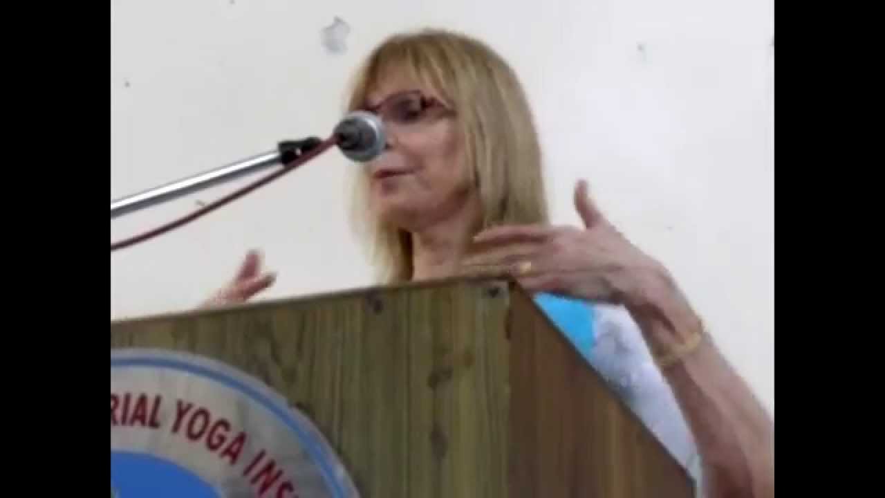 Patricia Walden paying Shraddhanjali to Guruji B.K.S. Iyengar - YouTube