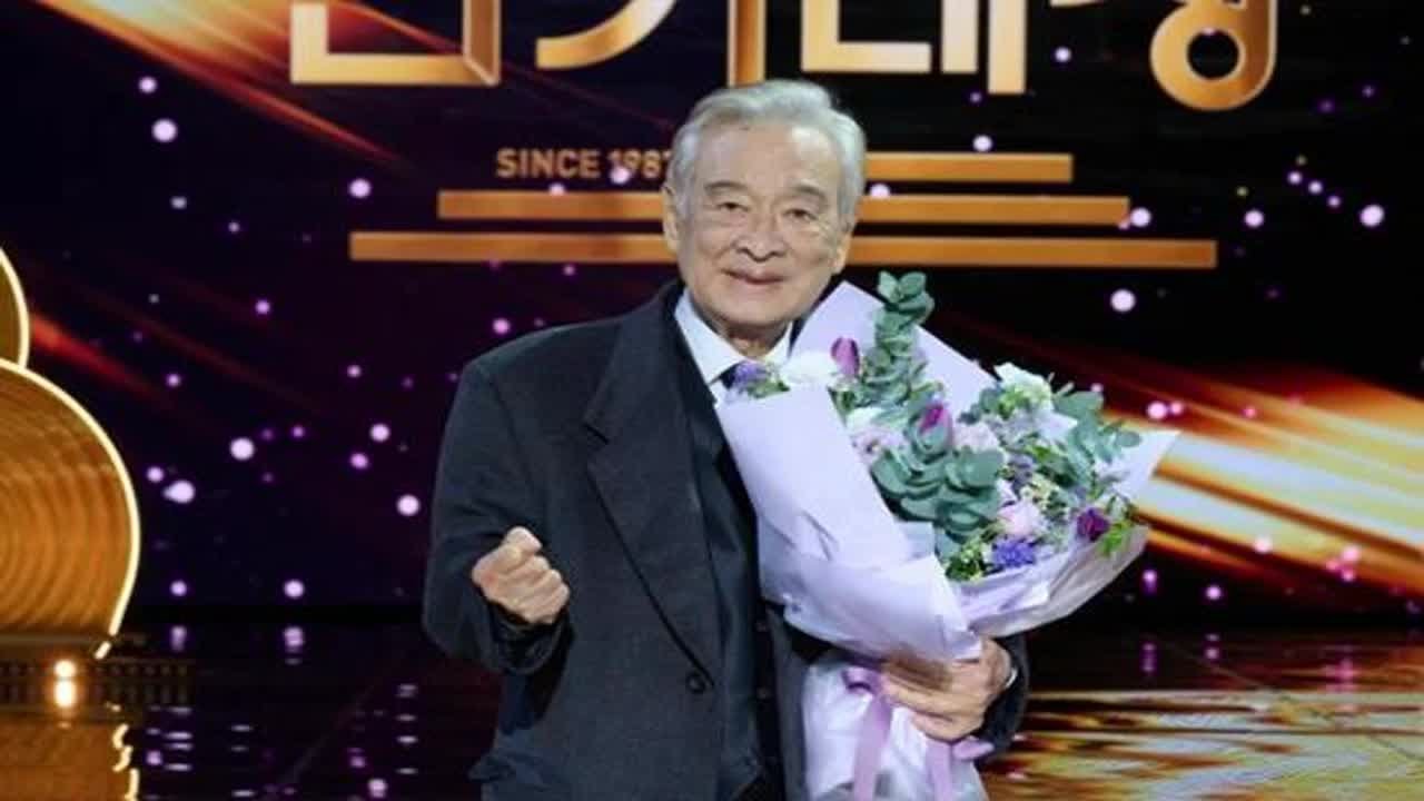 Lee Soon-jae becomes oldest actor to win Korean drama awards - YouTube