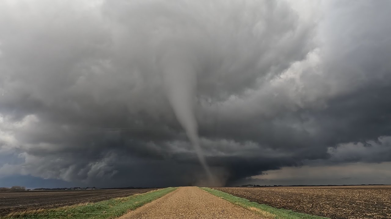 INTENSE Photogenic Corkscrew Tornadoes in Iowa! - YouTube