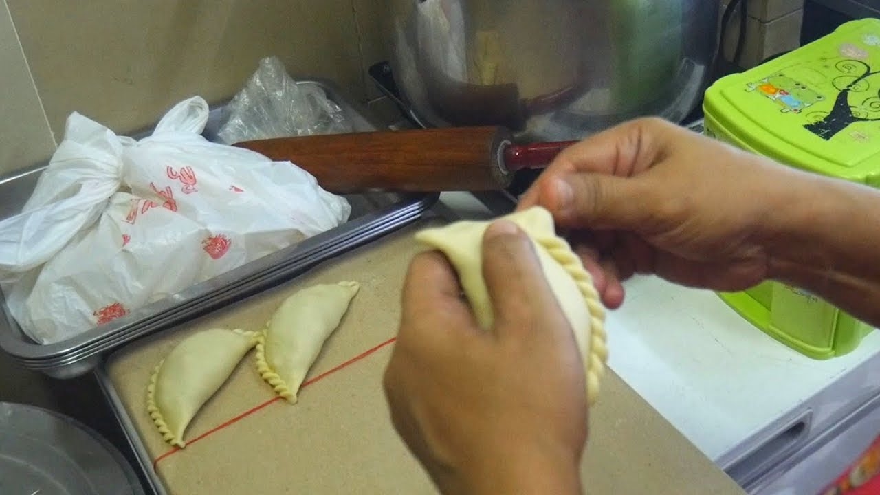 CRISPY POTATO CURRY PUFF • Epok Epok【咖哩角】 - YouTube