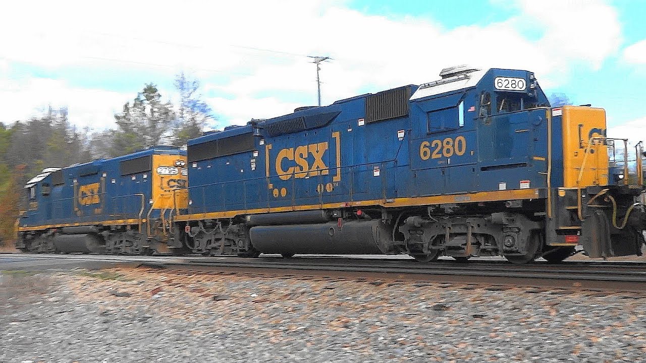 A Pair Of EMD Train Engines Blowing Thru Hungary Road - YouTube