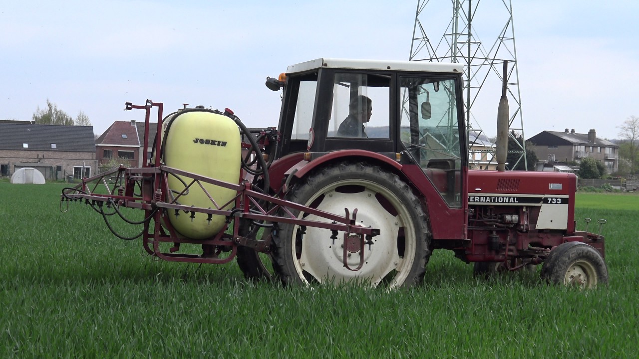 International 733 - Hardi sprayer - YouTube