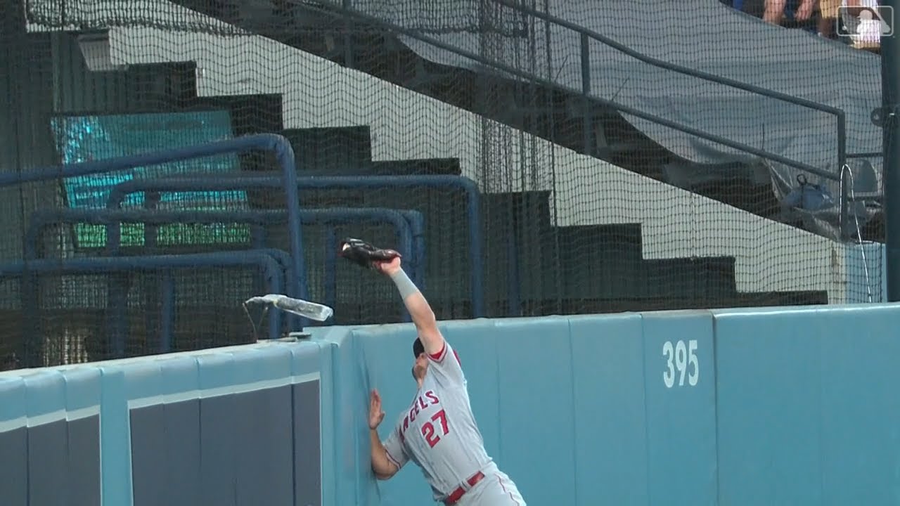Mike Trout robs a home run from Chris Taylor - YouTube
