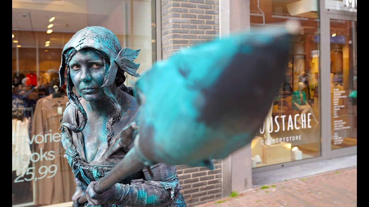 Levende standbeelden nemen het centrum van Kerkrade over - YouTube