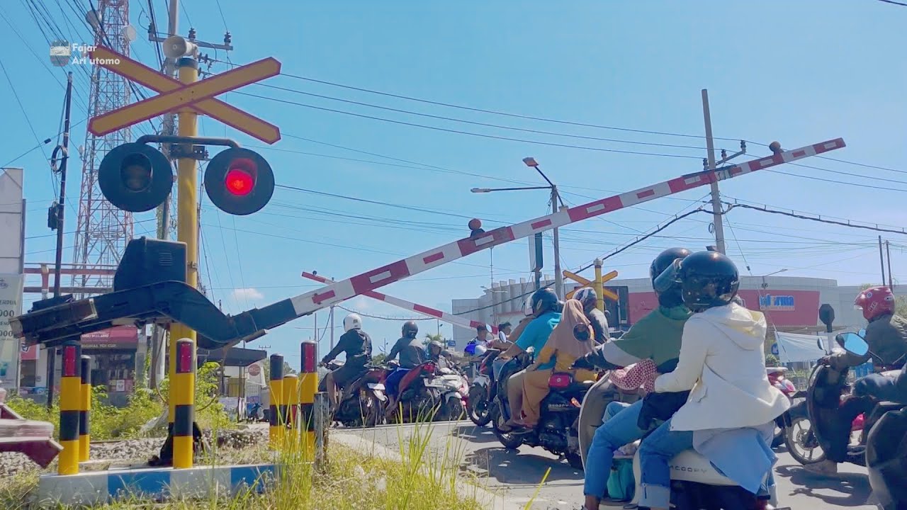 palang pintu kereta api, level crossing barrier gate, railway crossing ...