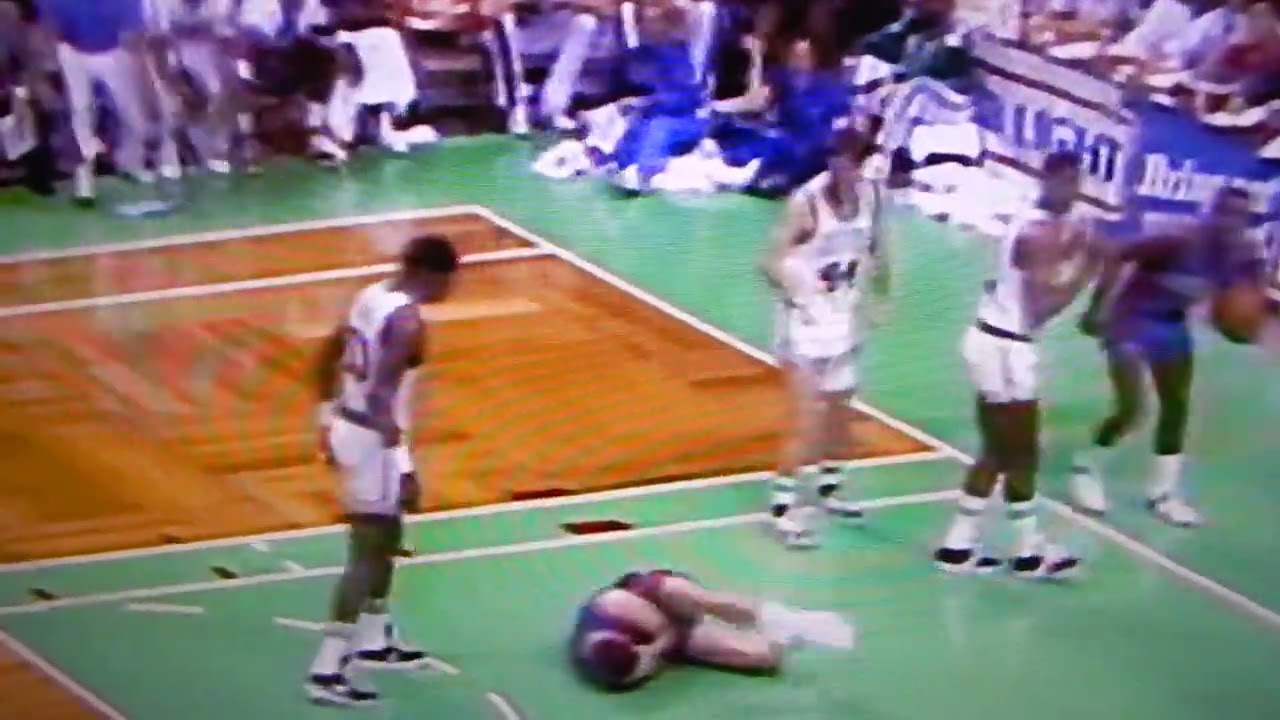 Robert Parish vs. Bill Laimbeer - YouTube