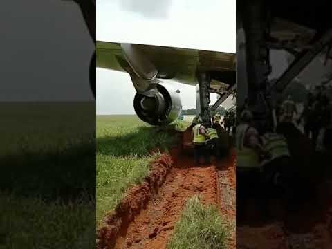 Plane stuck in the mud while it was taxiing ️😱 - YouTube
