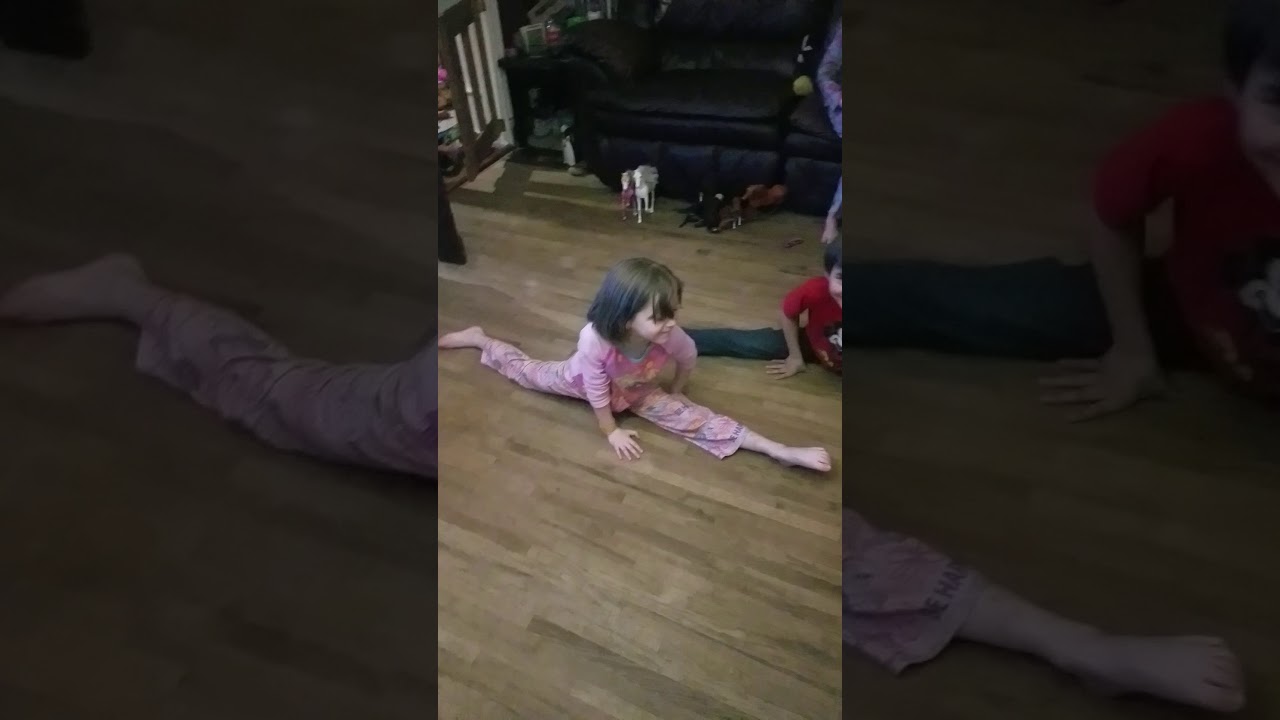 Kids do gymnastics splits - YouTube