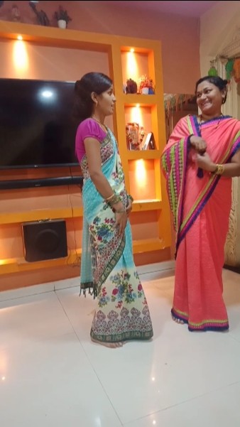 आम्ही दोघी जावा कॉमेडी #trending #shots - YouTube