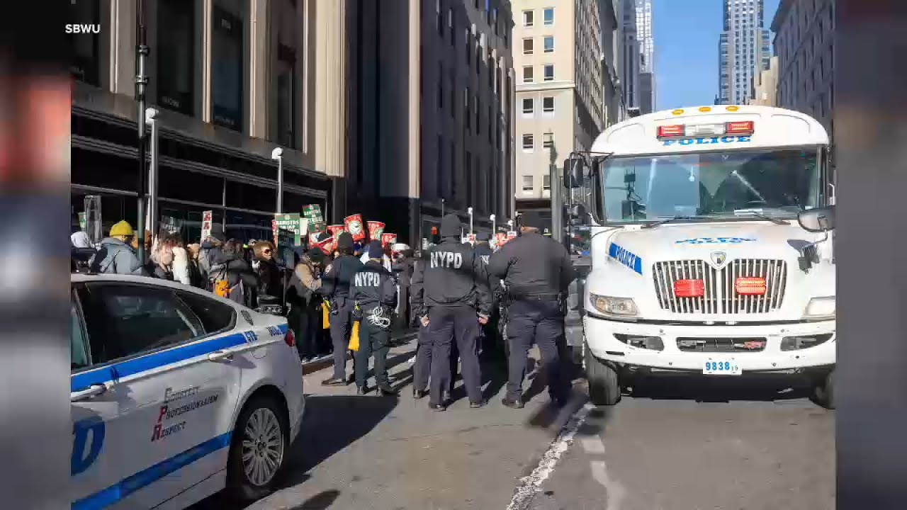 12 Starbucks workers arrested while protesting in NYC - YouTube