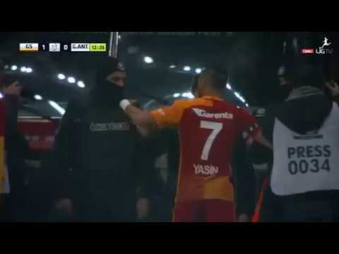 Qalatasarayın futbolçusu Yasin Öztəkin qol vurduqdan sonra polisləri qucaqladı