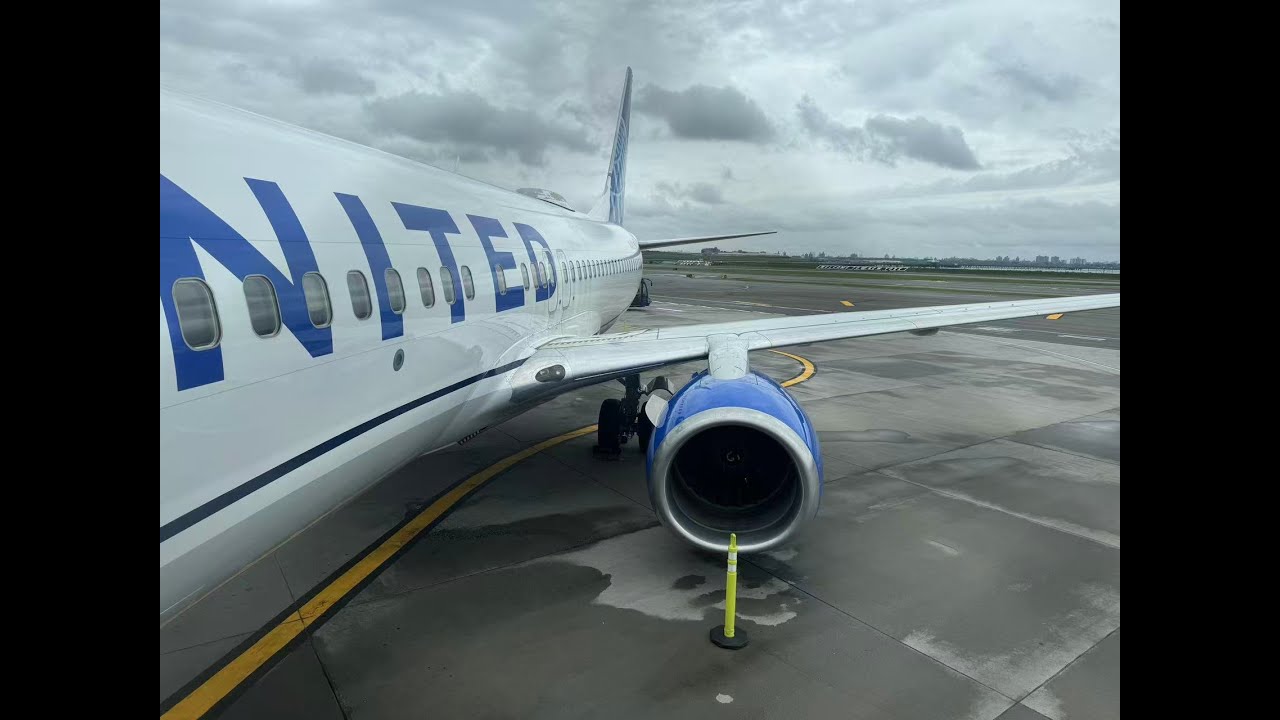 May-13-2025 United Airlines UA2306 (N14249) B737-800 New York LaGuardia ...