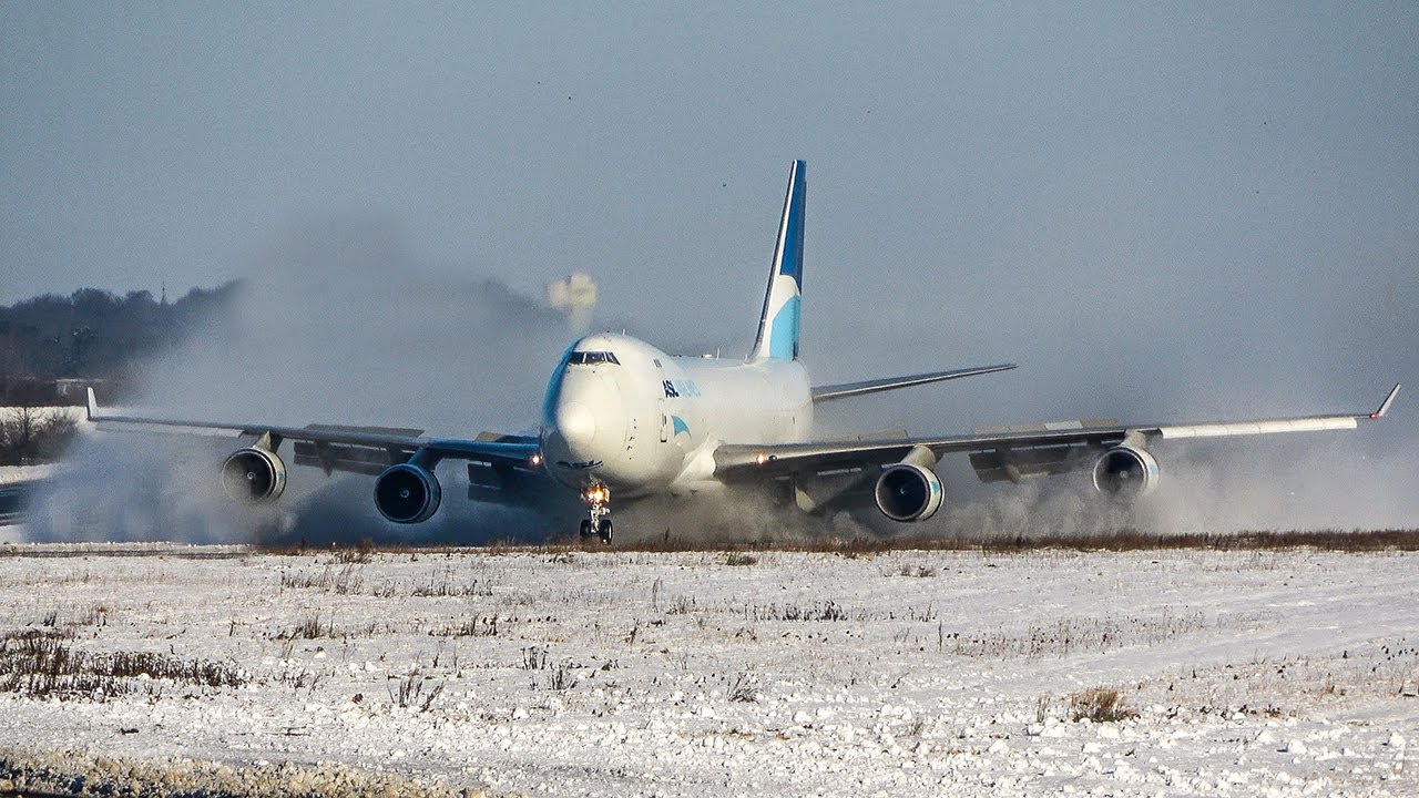 BOEING 747 SNOWPLOW LANDING - B747 SWIRLS UP the snow during reverse ...