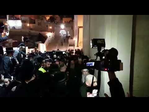 Bobover Ruv arriving to the Kosel 5778 - YouTube