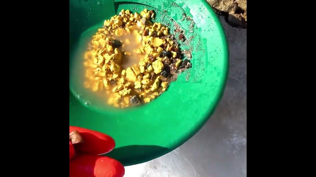 FOUND TREASURE CHEST WHİLE METAL DETECTİNG / TREASURE HUNT #archaeology - YouTube