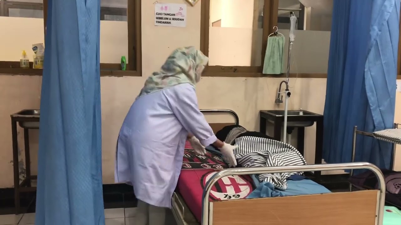 Tutorial Cara Mengganti Linen Dengan Pasien Diatas Tempat Tidur - YouTube