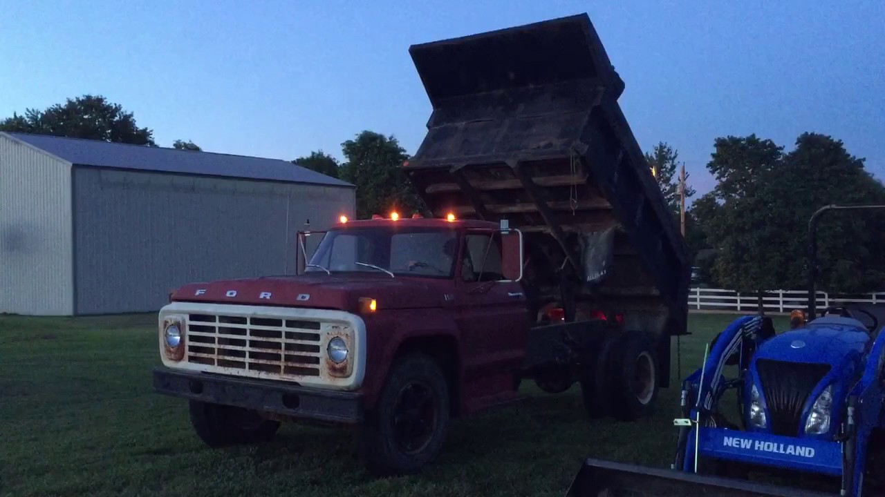 1975 Ford F750 Dump Truck Dumping - YouTube