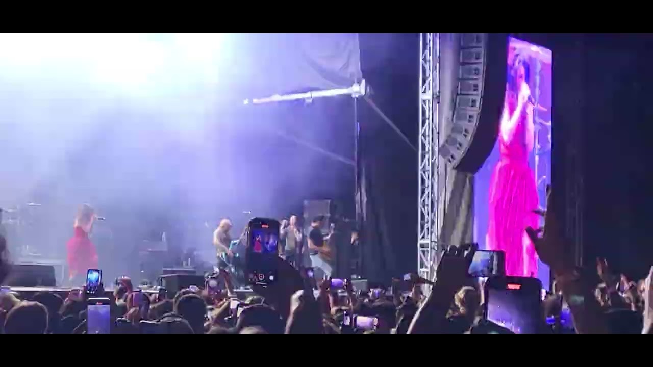 Flyleaf - Im So Sick (Live) - YouTube