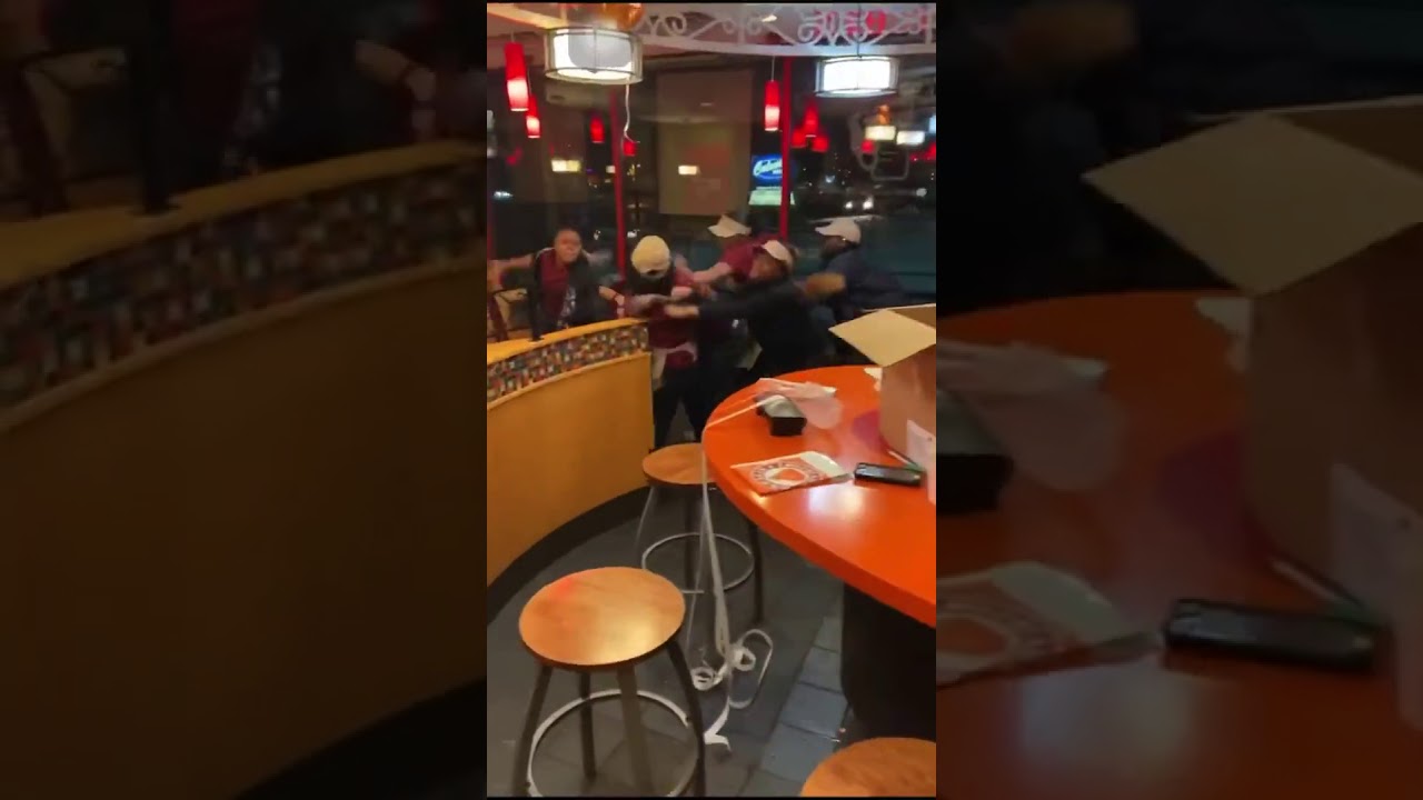 Popeye's workers Fight each other on the job - YouTube
