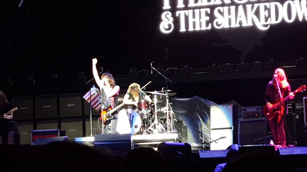 Tyler Bryant and the Shakedown - AC/DC Opening Band (Tacoma 2016) - YouTube
