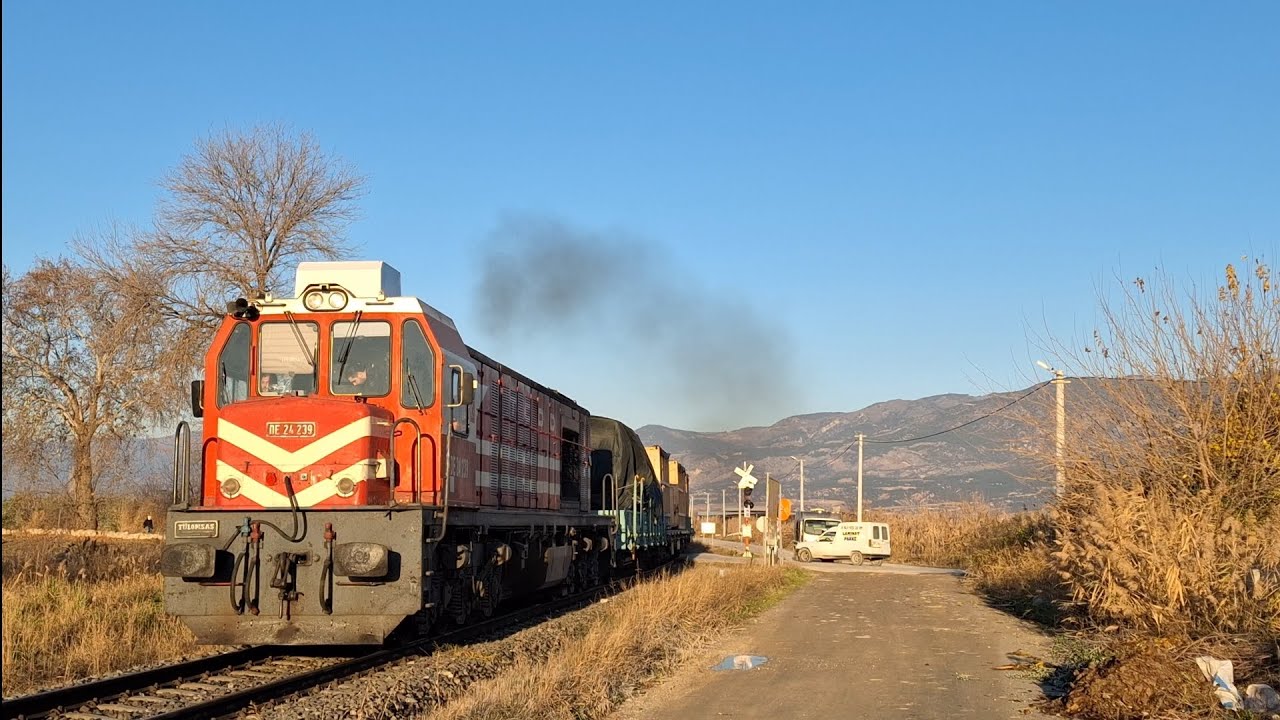 TCDD DE 24000 YÜK TRENİ YIRTARAK VE DUMAN ATARAK GEÇİYOR. EFSANEVİ ...