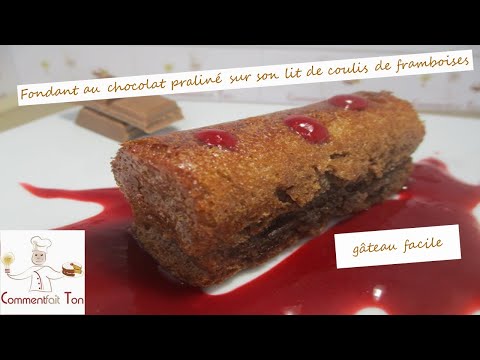 Fondant au chocolat praliné sur son lit de coulis de framboises par ...