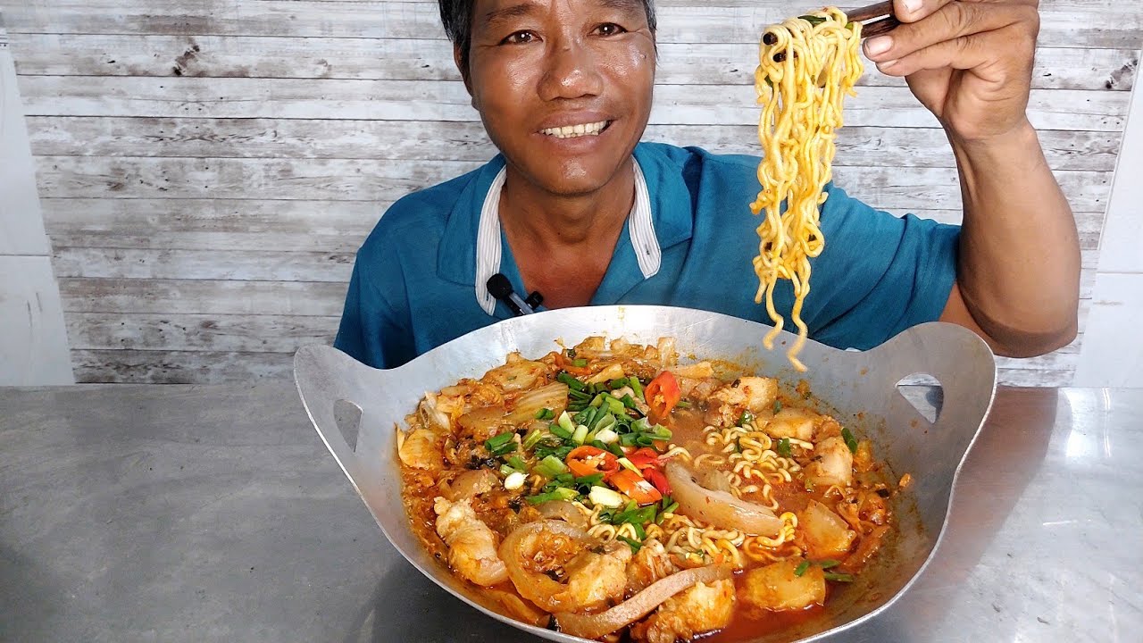 THỬ THÁCH ĂN CHẢO MÌ SIU KAY KIM CHI LÊN TỚI NẢO - YouTube