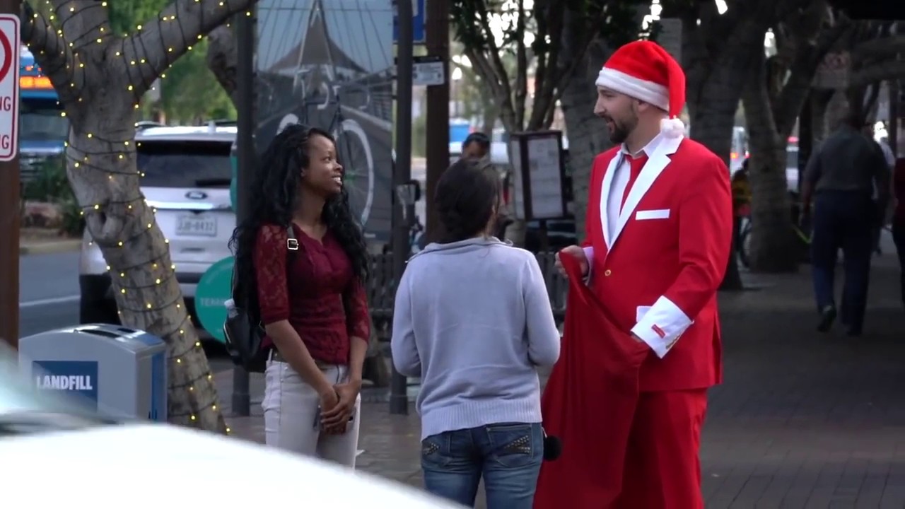 BigDawsTv Giving Strangers Christmas Gifts! - YouTube
