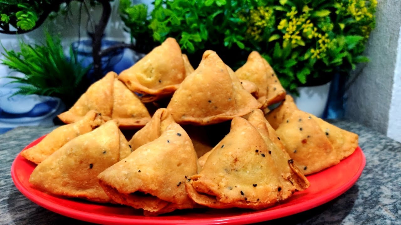 সম্পূর্ণ ঘরোয়া পদ্ধতিতে তৈরি করুন খাস্তা আলু সিঙ্গাড়া | Singara ...