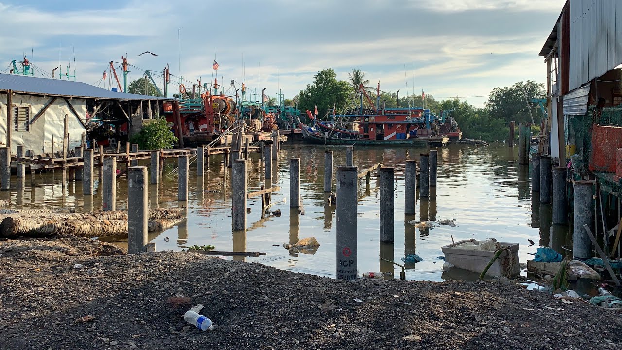 Time Lapse 2X: 250mm Spun Piles Piling Works in Construction by Crane ...