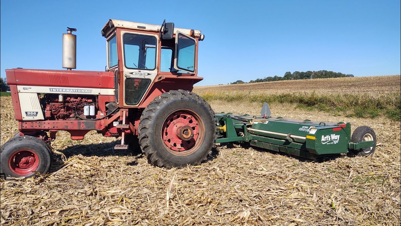 International 966 chopping corn stalks - YouTube