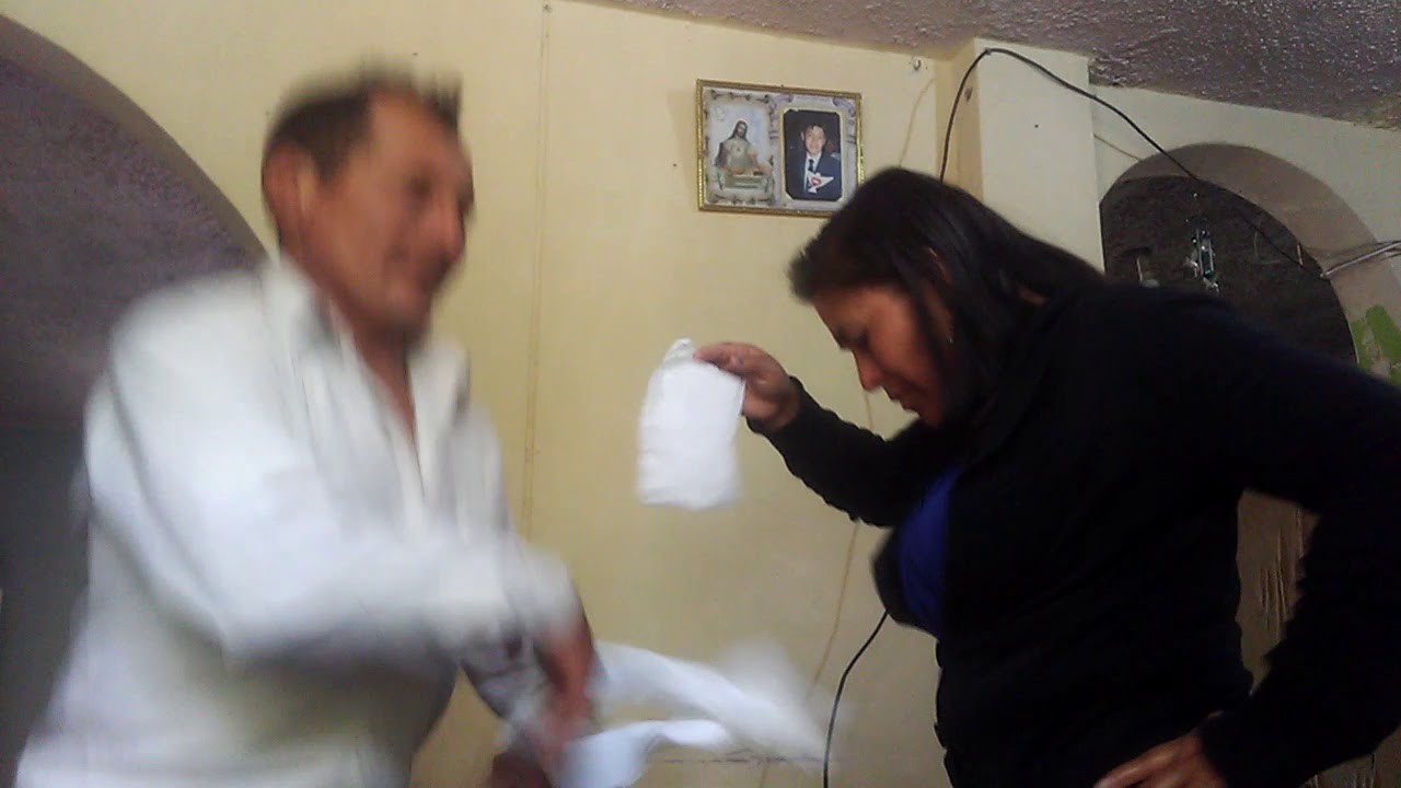 BAILANDO UN HUAYNITO PERUANO - YouTube