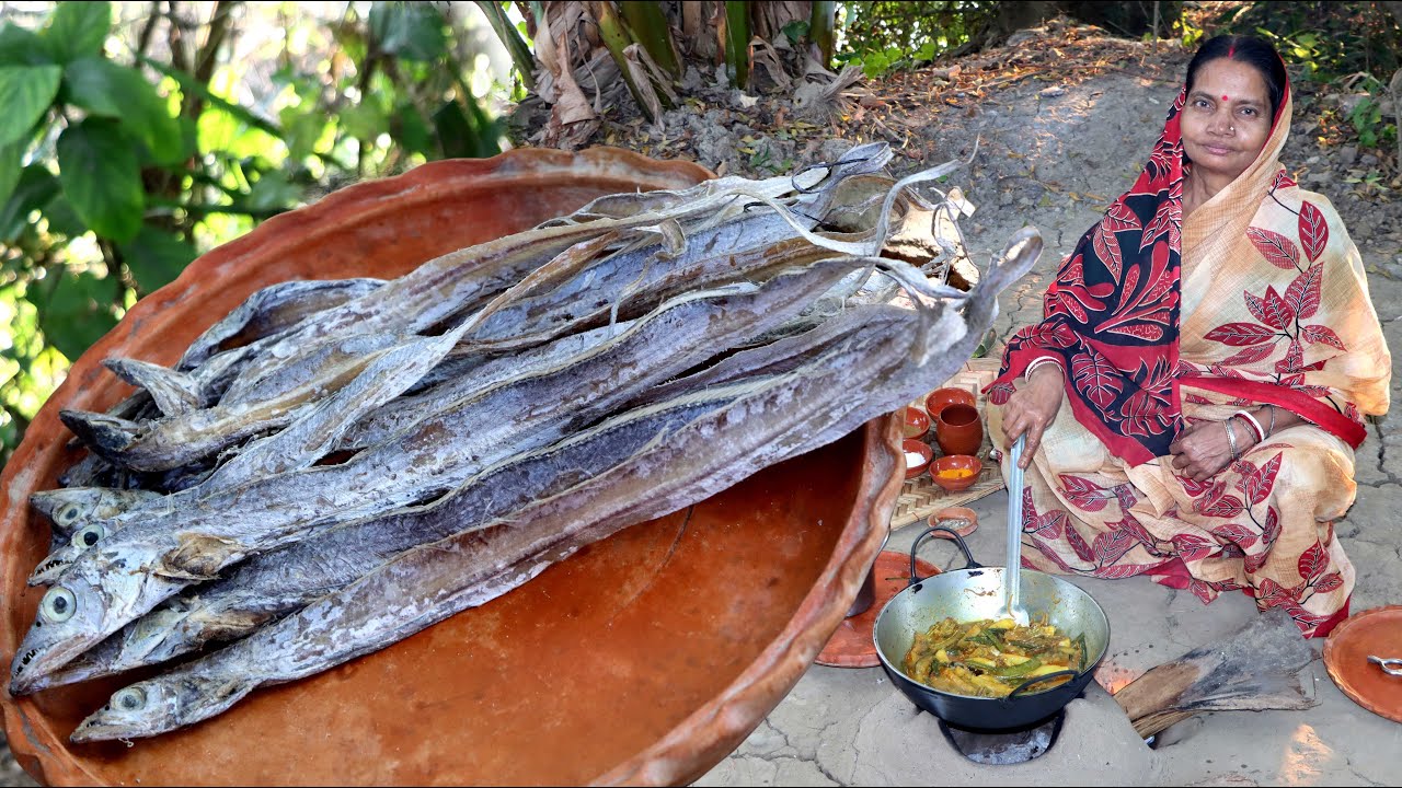 শীতের টাটকা পিঁয়াজ-কলি দিয়ে লেজে বাঁধা শুকটির ঝাল / Dry Sukti Fish ...