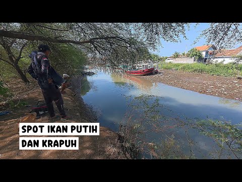 Mancing di muara dekat parkiran prahu nelayan