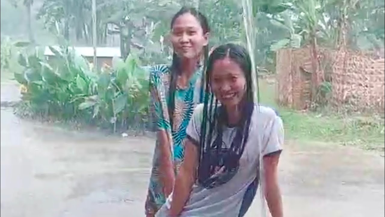 Girls play basketball in the rain! - YouTube