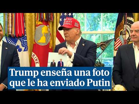 Trump enseña una foto enviada por Putin de ambos juntos y asegura que todo se sabrá en \