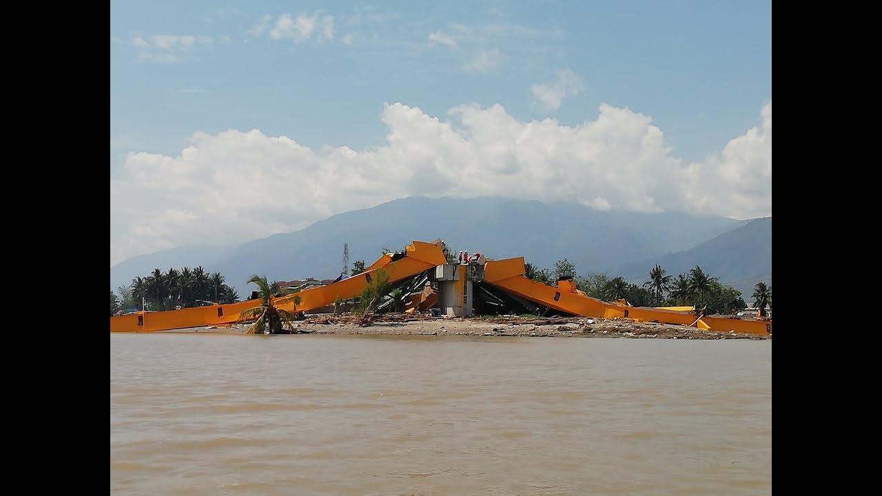 Palu Tsunami (Indonesia) damaged bridge from boat - YouTube