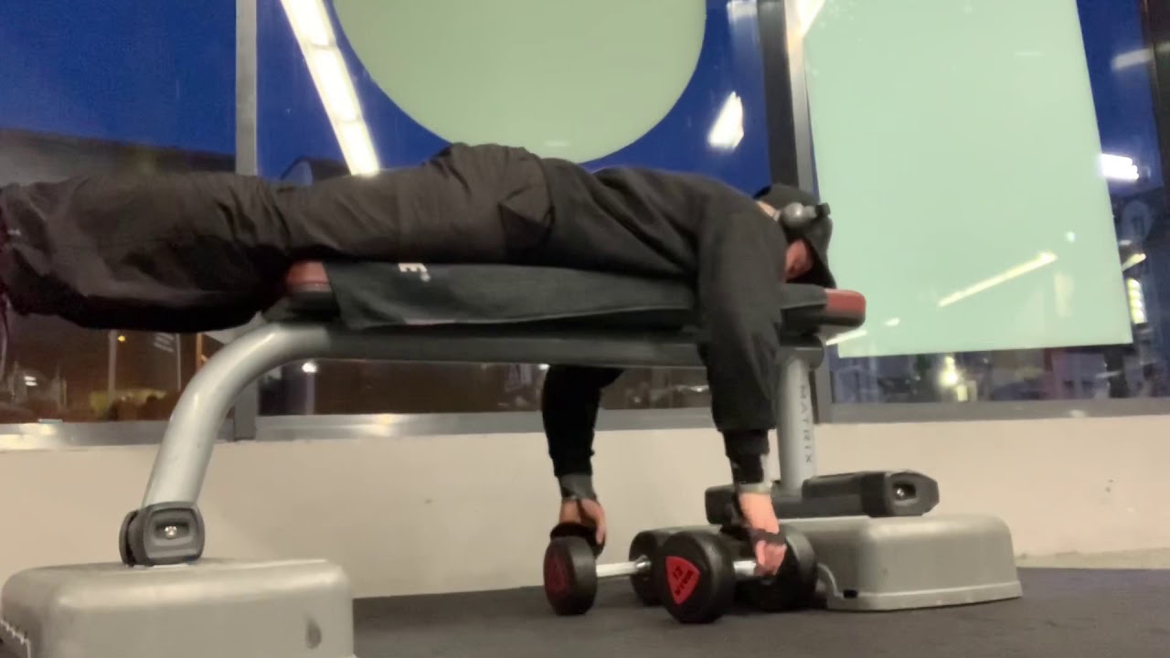 Rowing avec haltères couché sur banc plat sur elevé en prise marteau ...