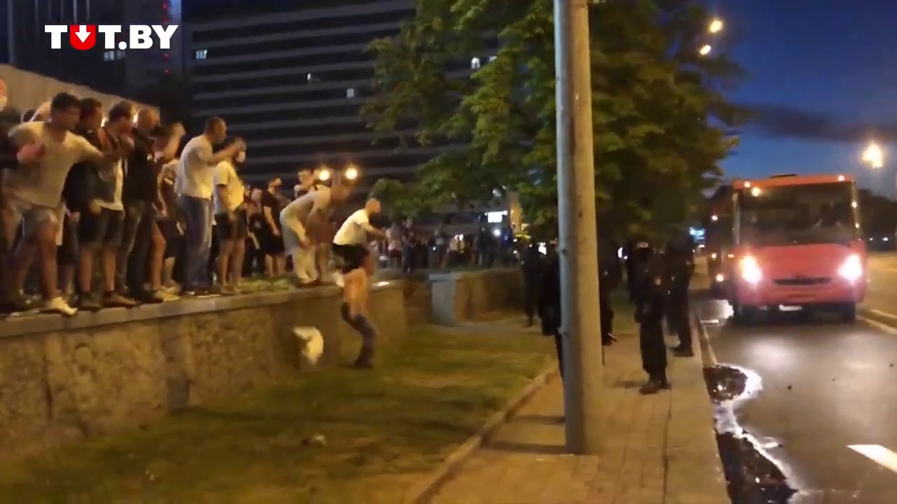 Belarus. Fight between OMON and protesters - YouTube