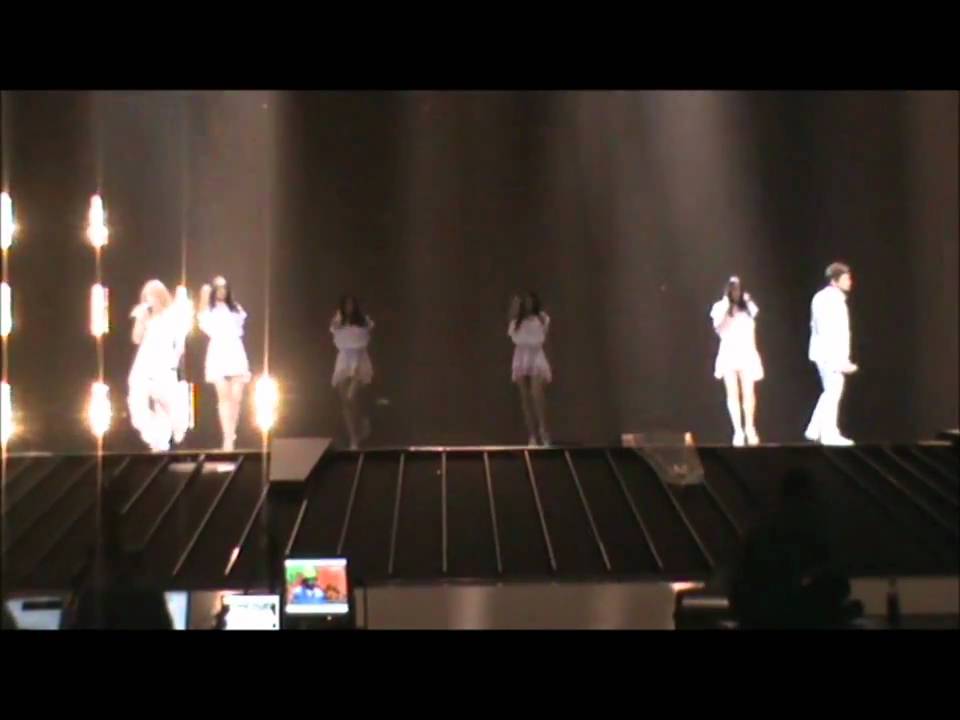 Azerbaijan: 2nd rehearsal Eurovision 2011 / Ell/Nikki - Running Scared ...