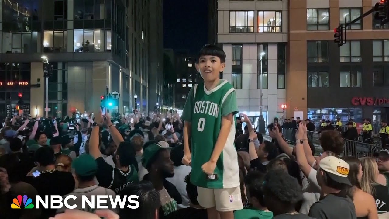 Fans flood the streets of Boston to celebrate the Celtics NBA win - YouTube