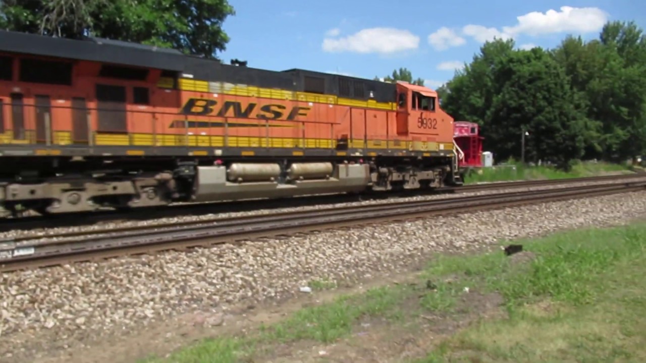 BNSF 5932 runs an Eastbound automobile or vehicle carrier train through Vicksburg, MI - YouTube