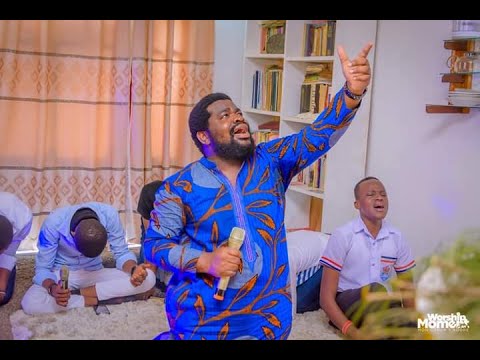 Fr Emmanuel Musongo compilation 100% Adoration il y a puissance dans le ...
