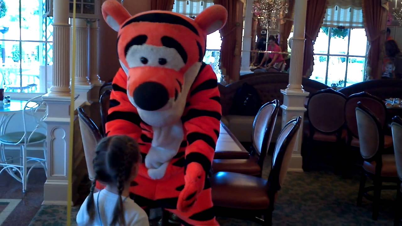 Katelyn and Tigger Dancing - Disneyland 2011 - YouTube