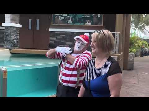 Mime Seaworld Orlando so funny 😂 - YouTube
