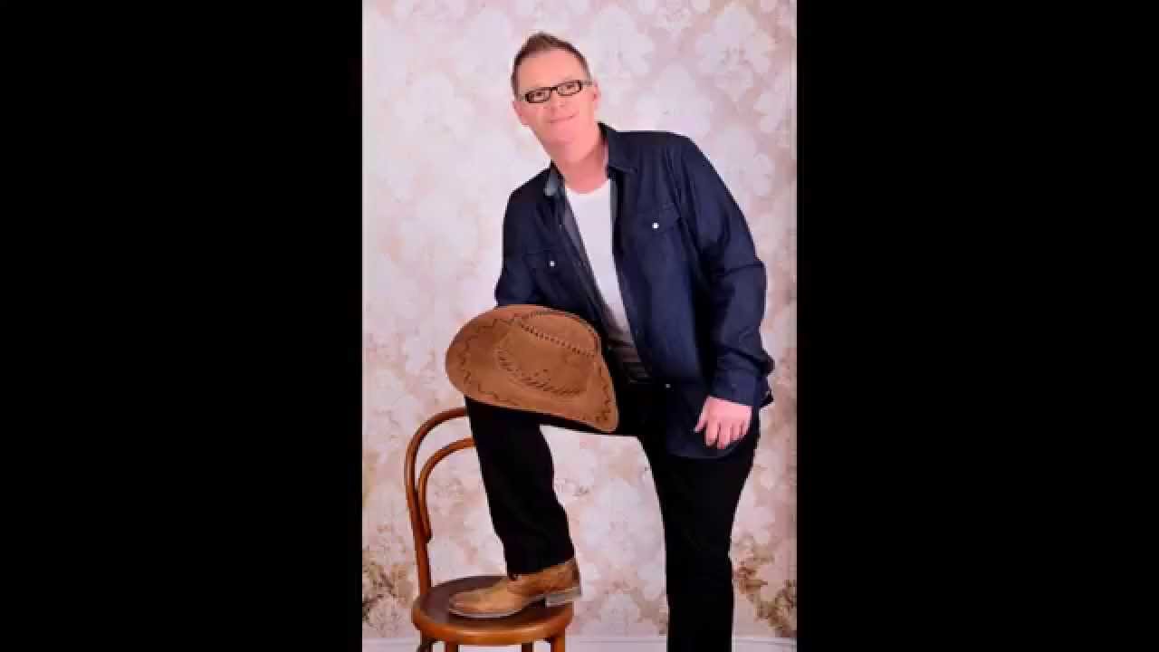 James Lynas - She Dont Look That Lonely To Me - YouTube