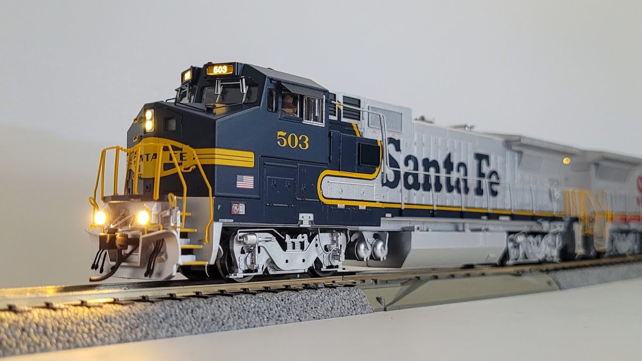 Atlas Fantasy Santa Fe Bluebonnet Dash 8-40BW Test Drive - YouTube