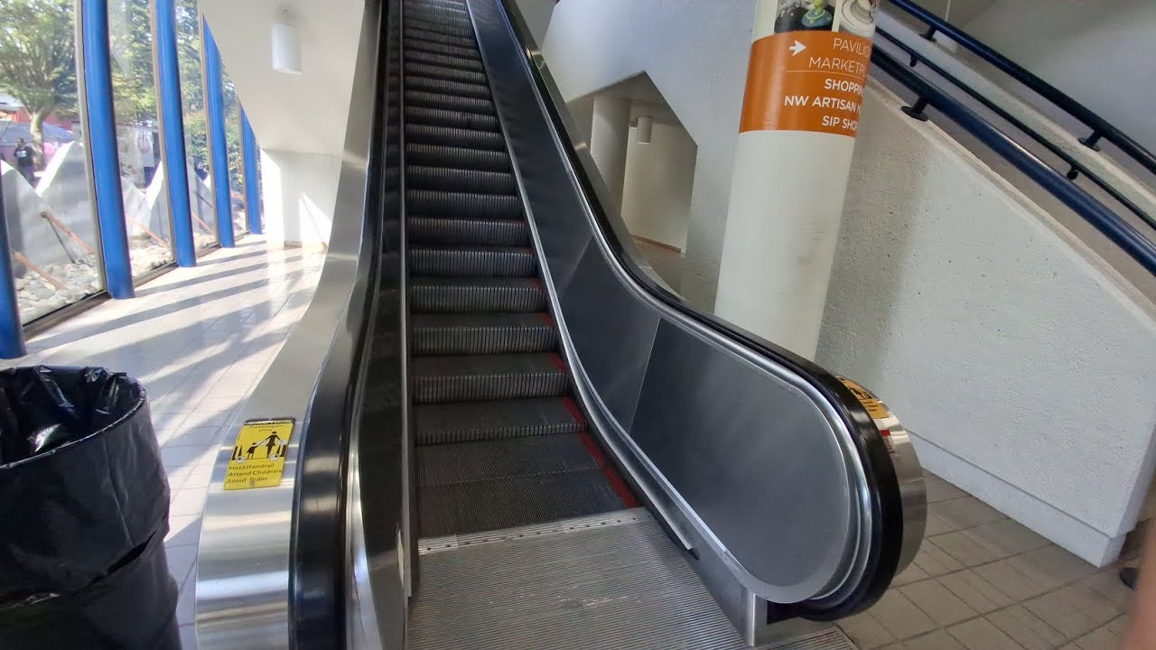 EPIC 1986 Montgomery Double-File Escalators @ The Washington State Fair ...