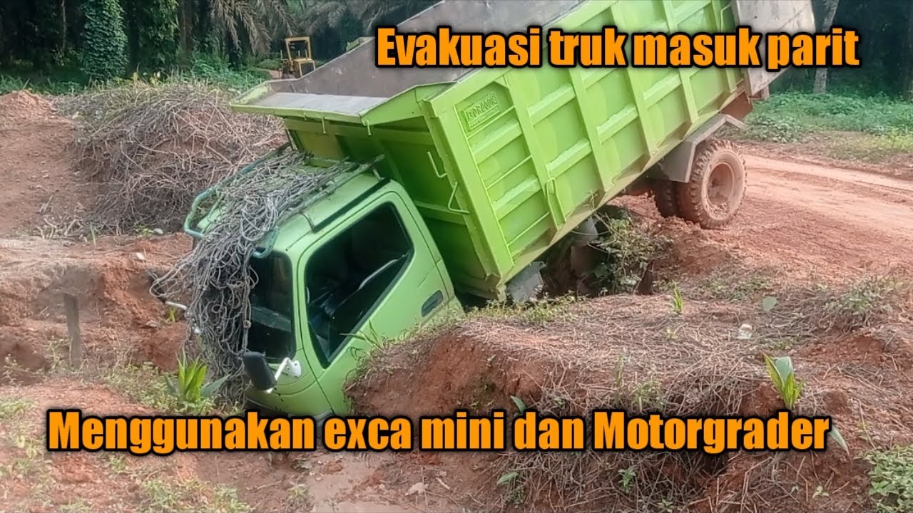 Evakuasi truk masuk parit menggunakan exca mini dan Motorgrader #truk # ...