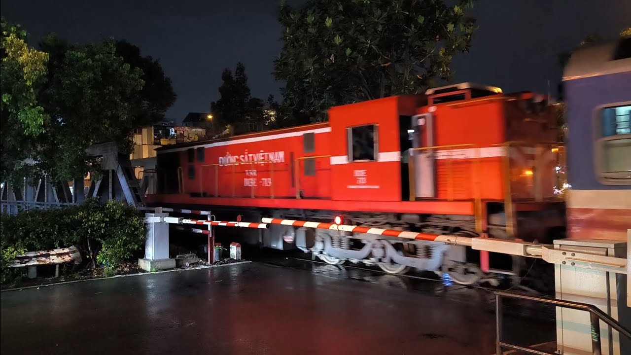 [2059] D19E-964 kéo tàu SNT2 kép D13E-713 | 21:08 - 15.07.2024 - YouTube